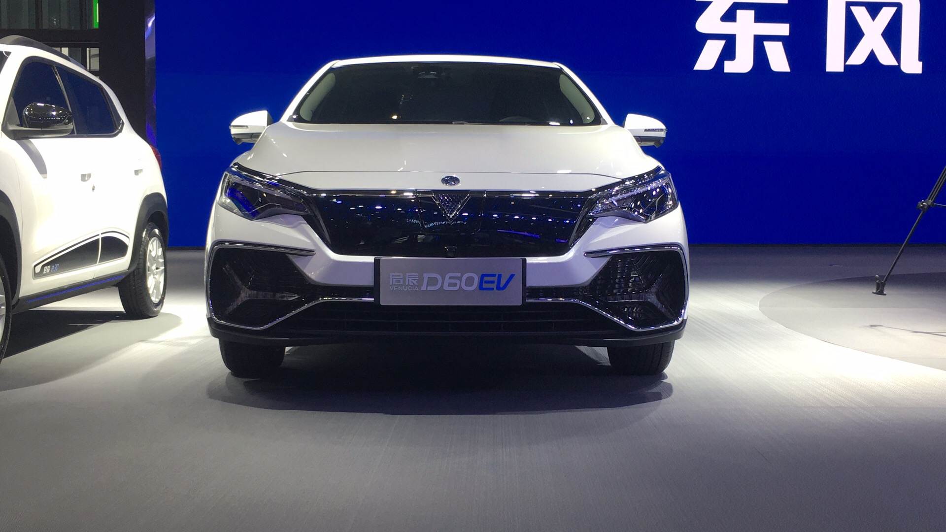 启辰 D60EV、T60EV 和 e30 和概念车The V亮相上海车展-车神榜